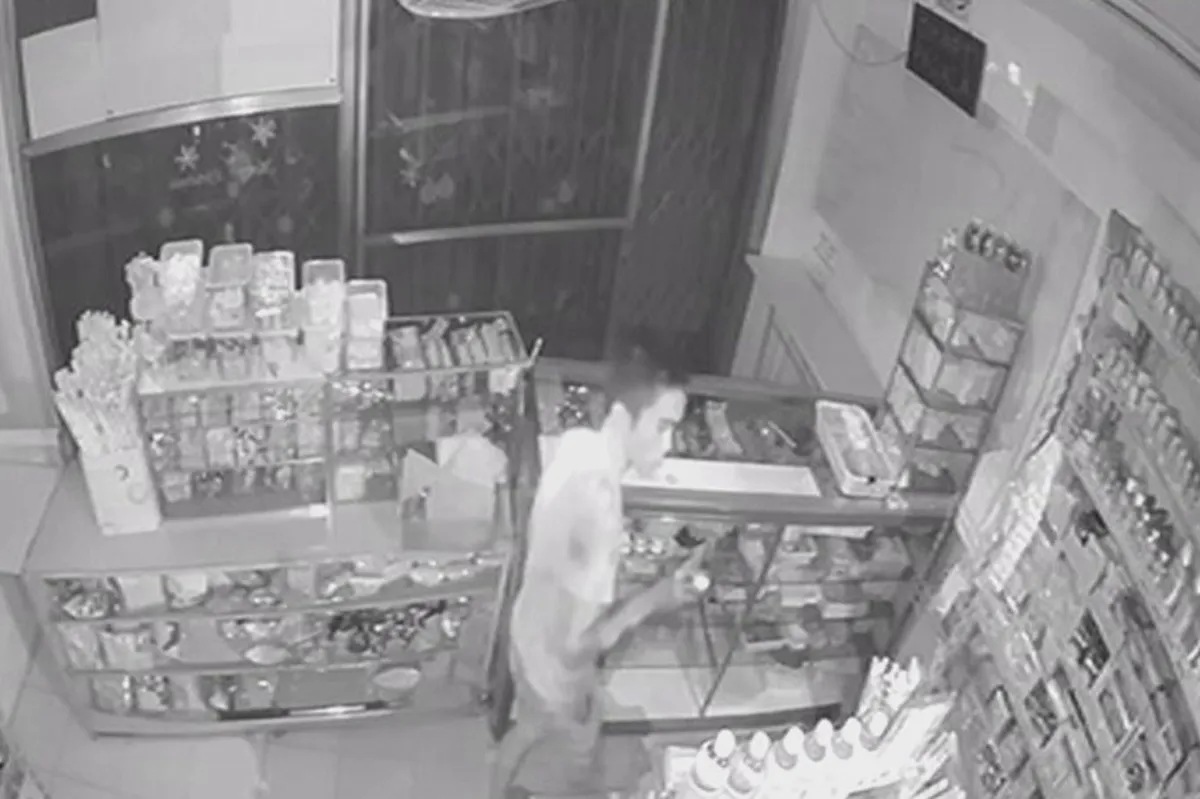 SAPUL SA CCTV: Panloloob ng lalaki sa tindahan sa Marikina | ABS-CBN News SAPUL SA CCTV: Panloloob ng lalaki sa tindahan sa Marikina | ABS-CBN News