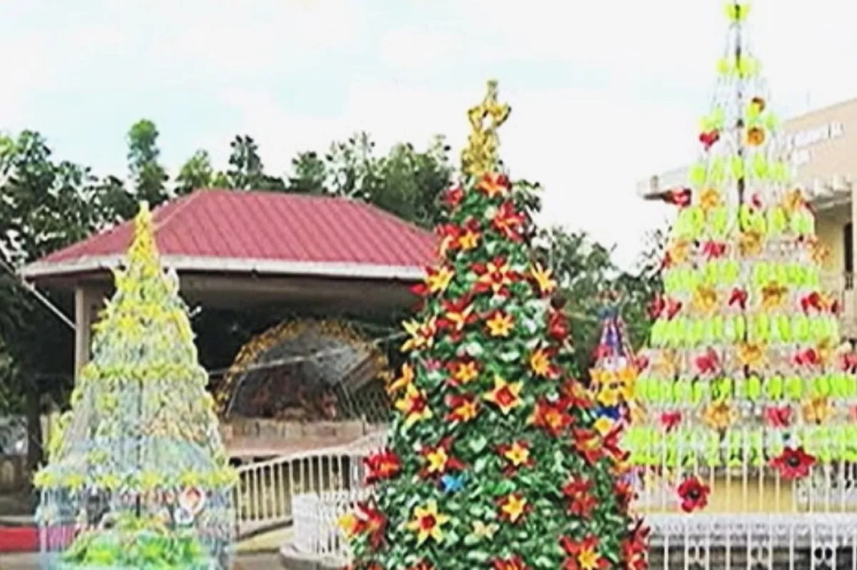 Christmas tree na gawa sa recycled materials, patok sa Nueva Ecija ...