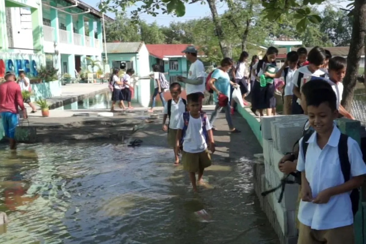 Unang araw ng klase sa isang paaralan sa Bulacan, binaha | ABS-CBN News