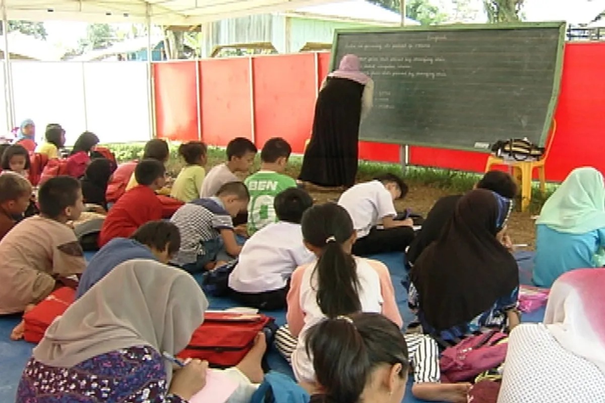 Gamit, upuan: Panawagan ng mga 'bakwit' na estudyante | ABS-CBN News