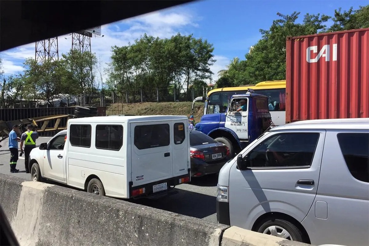 Truck tumagilid sa SLEX; trapik nagsikip | ABS-CBN