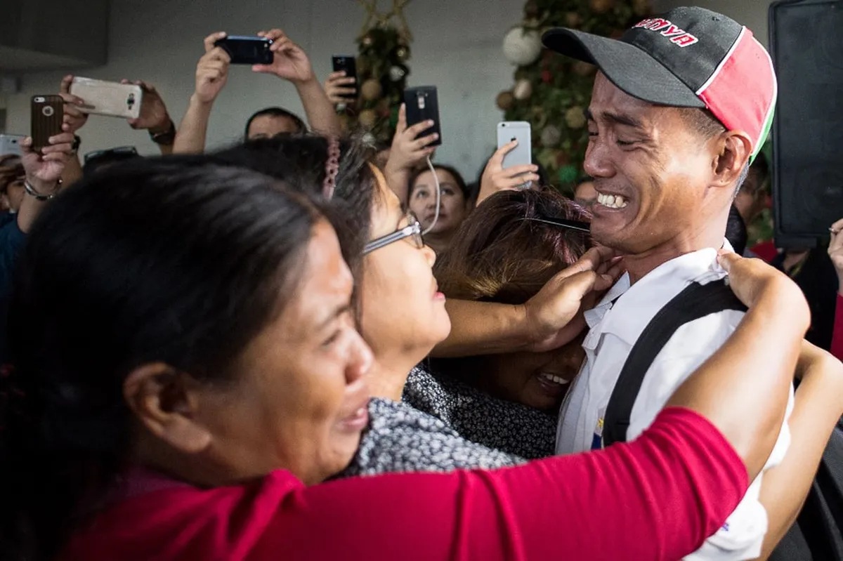 5 Pinoy na binihag ng Somali pirates, balik-Pilipinas na | ABS-CBN News