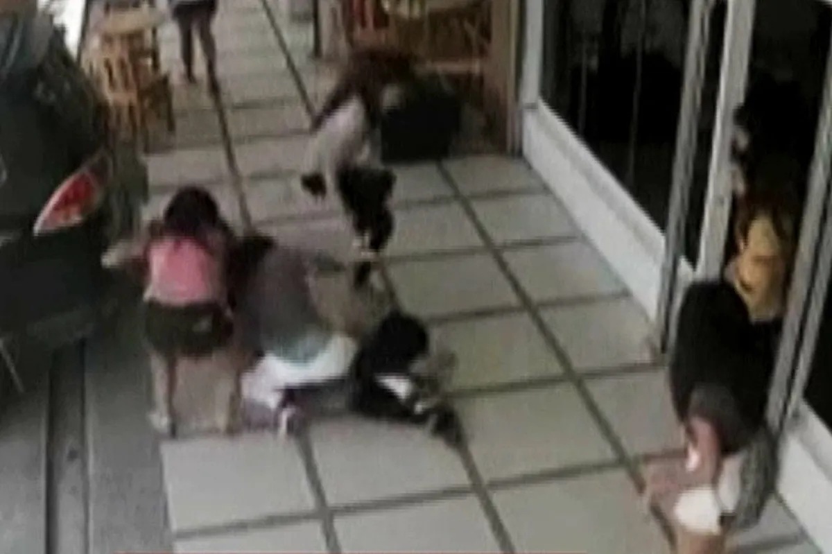 Sapul sa CCTV: Dalagita, binugbog ng mga menor de edad | ABS-CBN News Sapul sa CCTV: Dalagita, binugbog ng mga menor de edad | ABS-CBN News