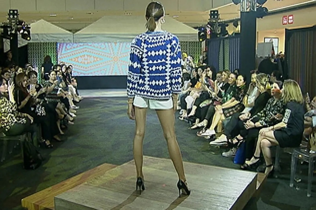 Tradisyunal na kasuotang may modern twist, bumida sa Pinoy fashion show ...