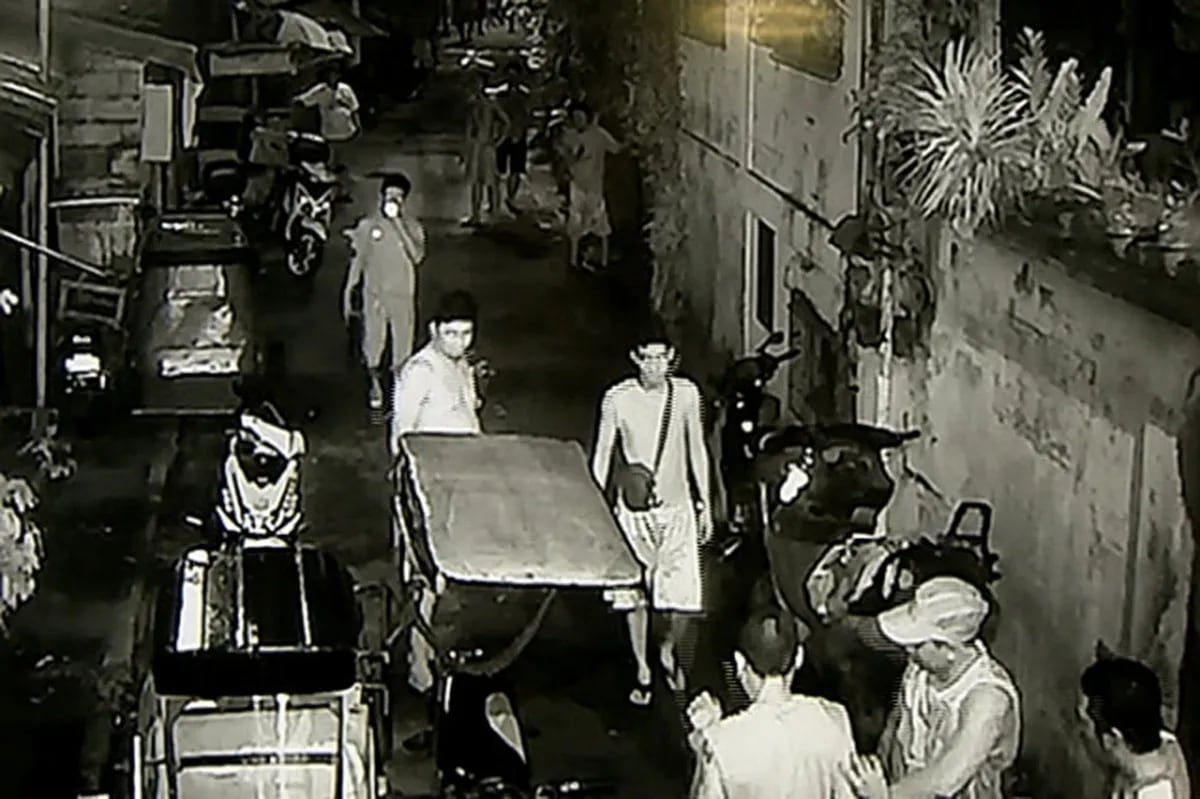 SAPUL SA CCTV: Pulis, binaril ang nakaaway na lalaki | ABS-CBN SAPUL SA CCTV: Pulis, binaril ang nakaaway na lalaki | ABS-CBN