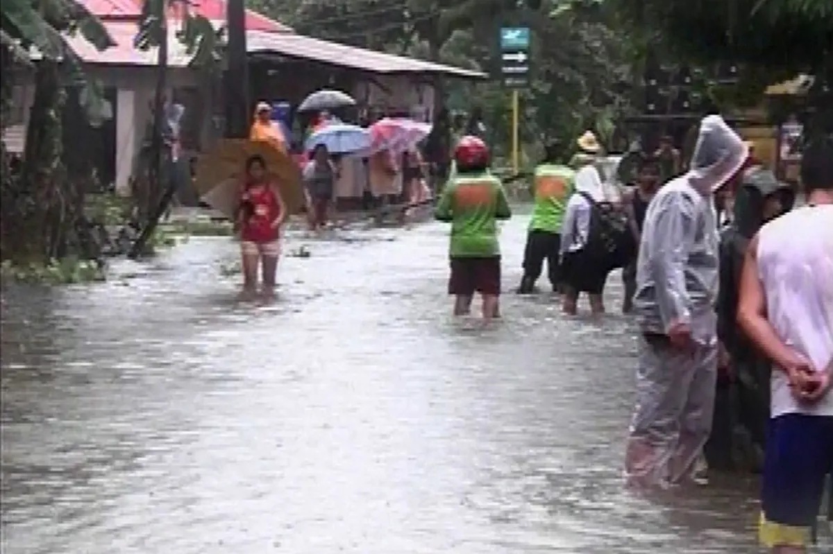 Ilang pamilya sa Iloilo City, inilikas dahil sa baha | ABS-CBN News