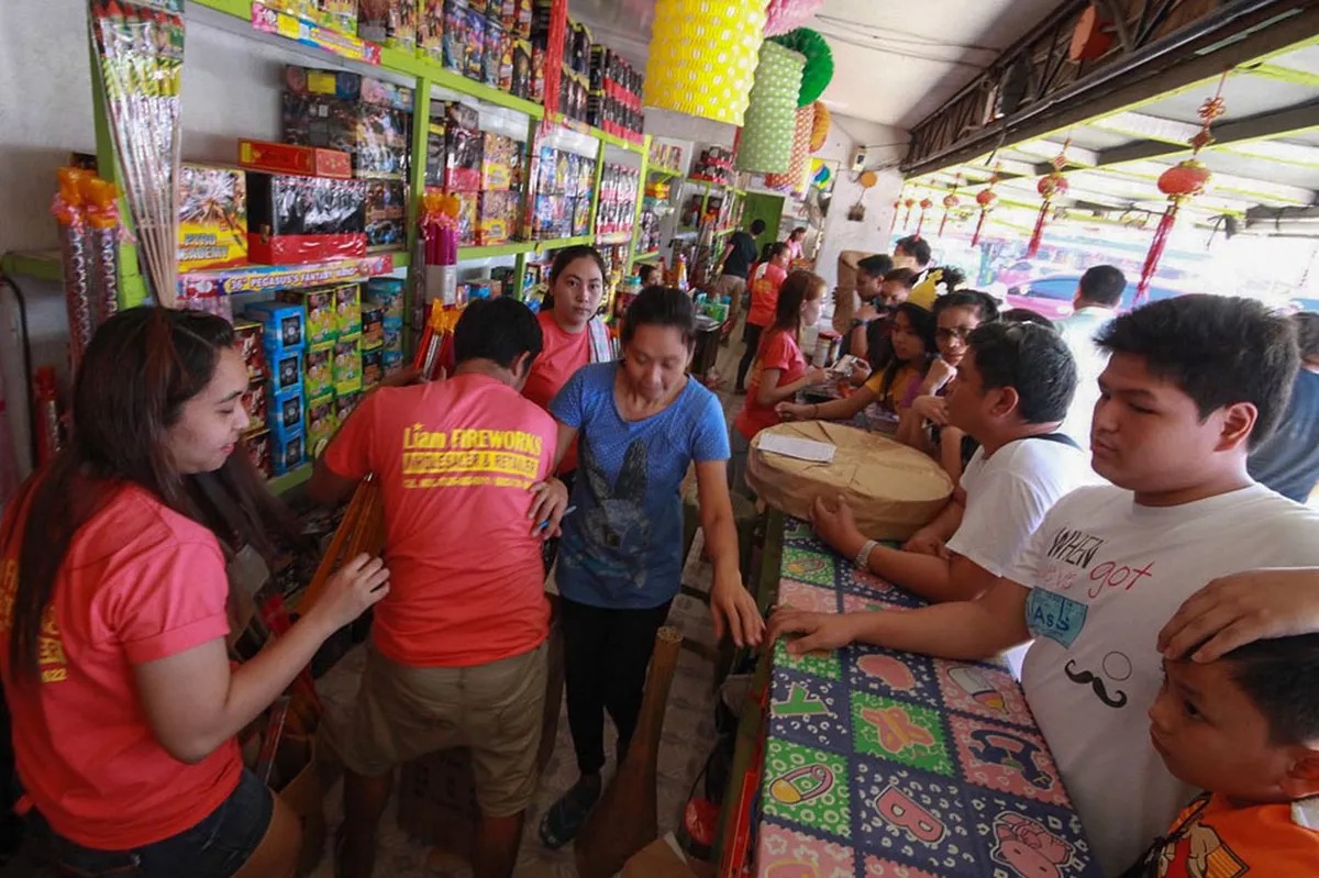 Mga namimili ng paputok, nagsimula nang dumagsa sa Bocaue | ABS-CBN