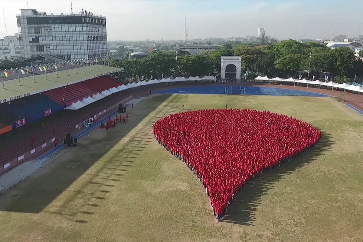 WATCH: Thousands form 'biggest human blood drop' in Marikina | ABS-CBN News