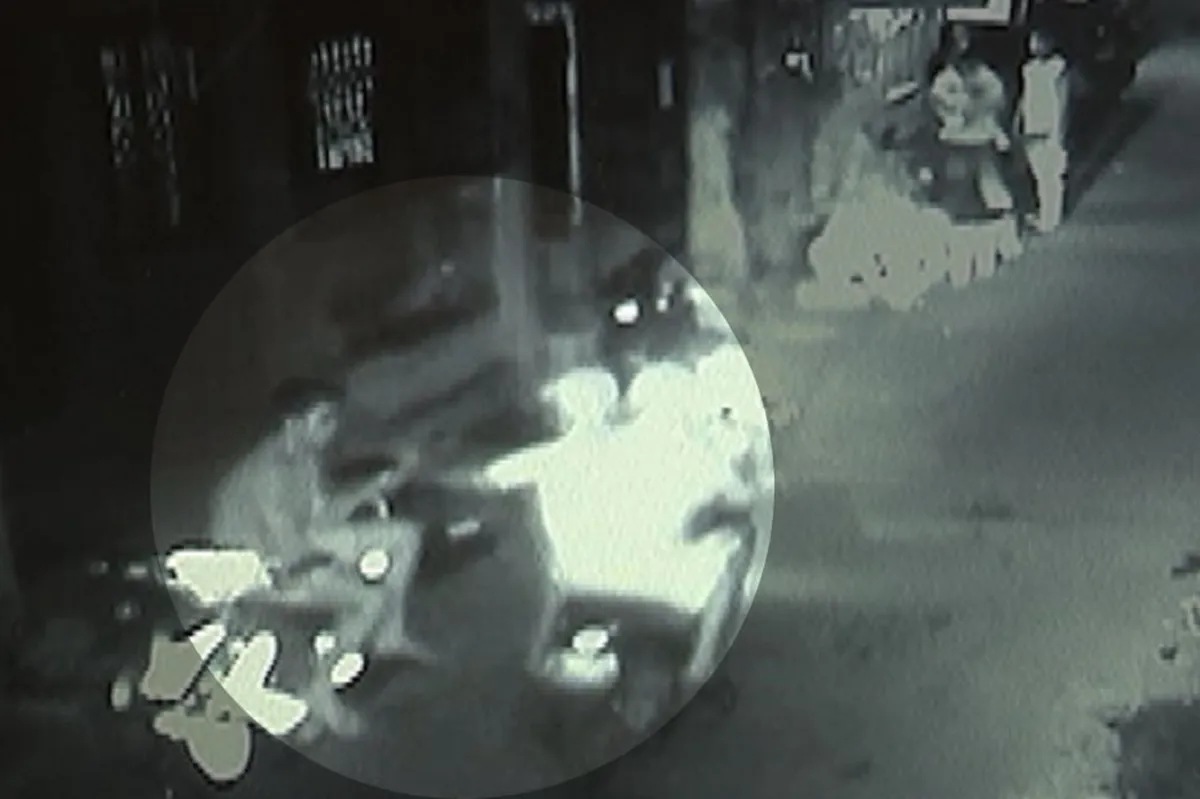 SAPUL SA CCTV: Pagtangay ng cellphone mula sa estudyante | ABS-CBN News SAPUL SA CCTV: Pagtangay ng cellphone mula sa estudyante | ABS-CBN News