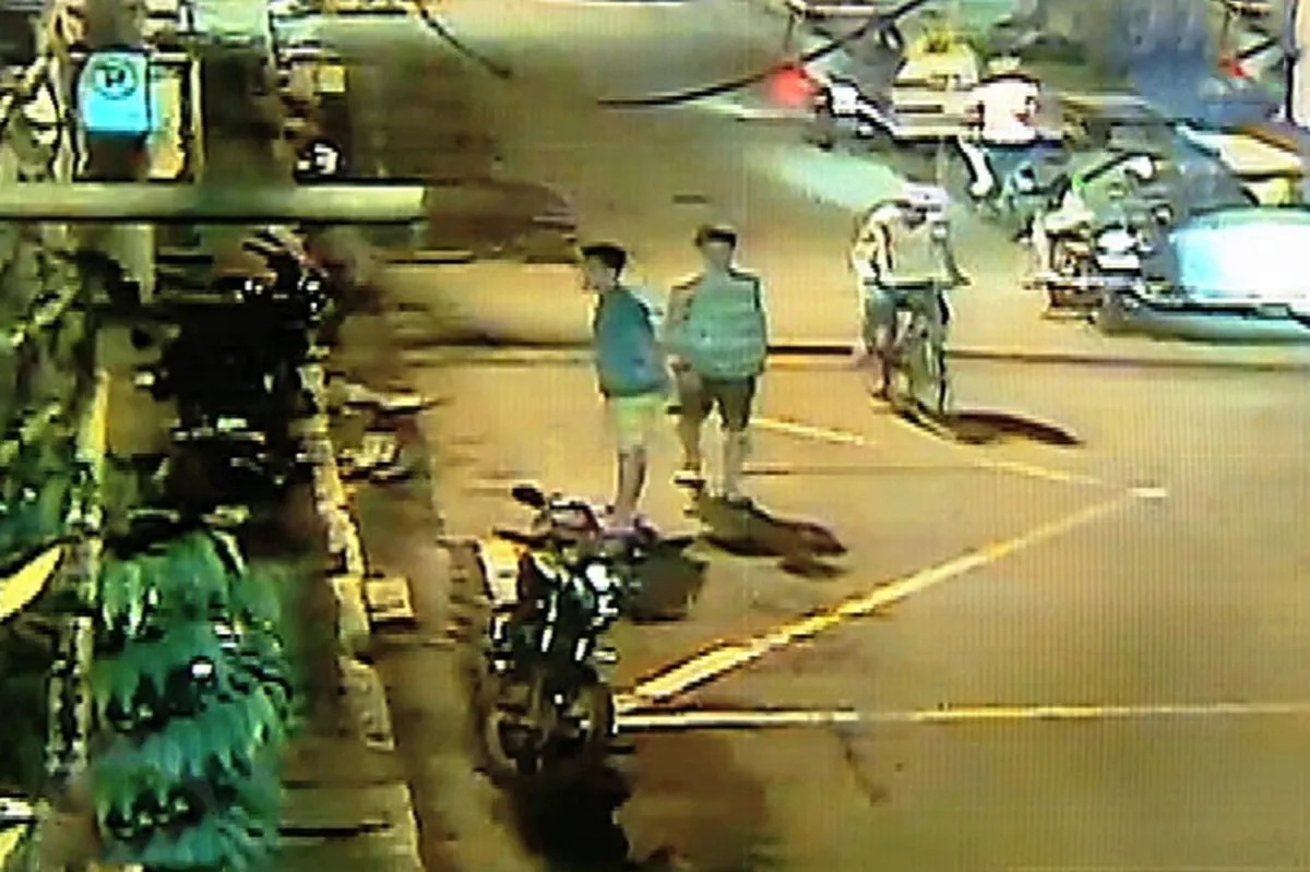 SAPUL SA CCTV: Paninikwat ng 2 kawatan sa iniwang gamit sa motor | ABS ... SAPUL SA CCTV: Paninikwat ng 2 kawatan sa iniwang gamit sa motor | ABS ...