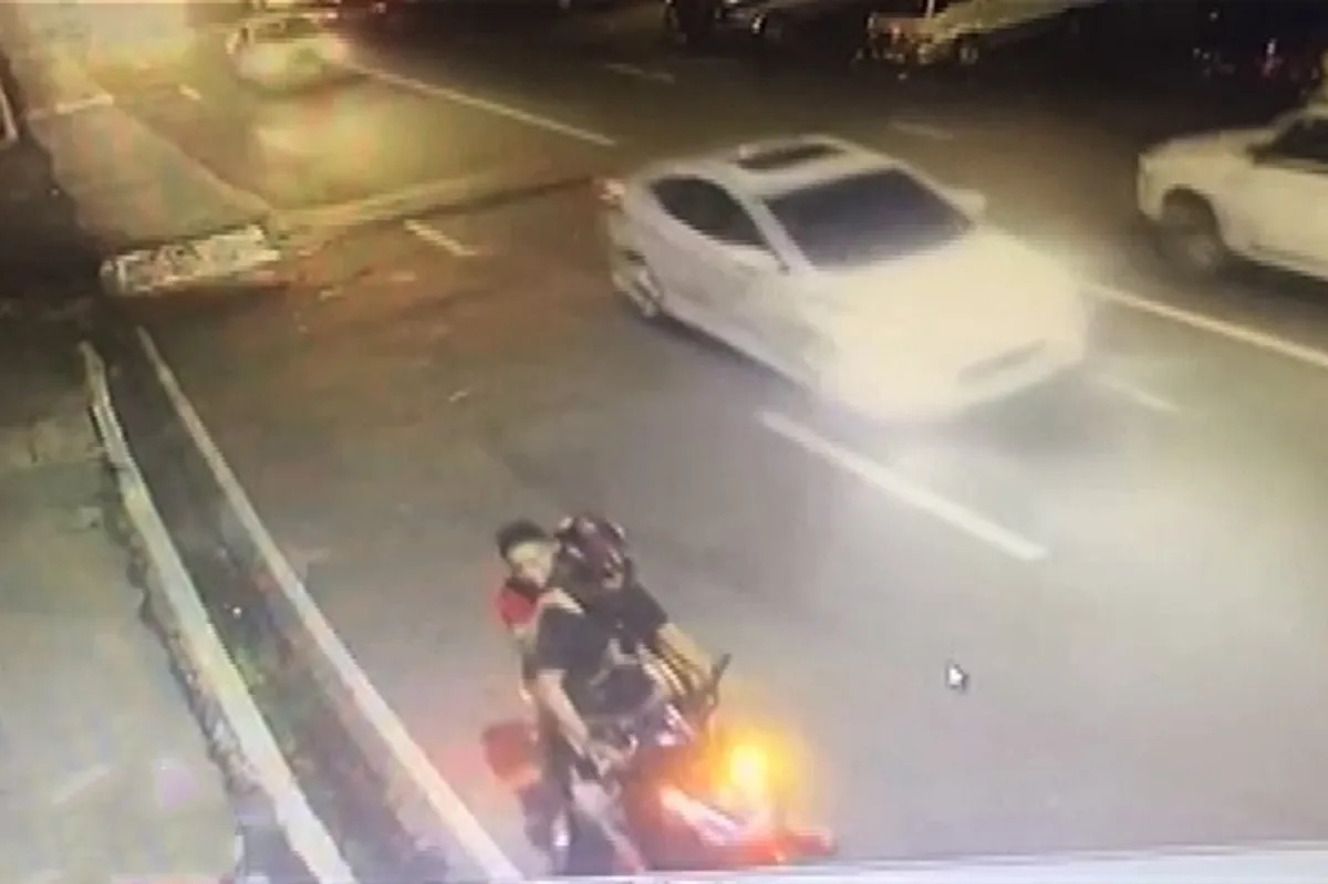 Sapul sa CCTV: Riding-in-tandem, tinugis matapos manghablot ng bag ... Sapul sa CCTV: Riding-in-tandem, tinugis matapos manghablot ng bag ...