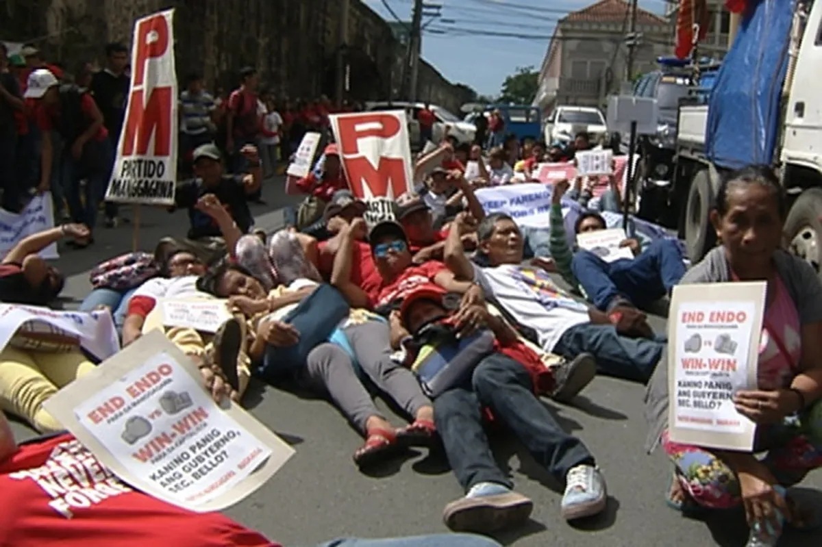 Mga manggagawa, humiga sa kalsada kontra kontraktwalisasyon | ABS-CBN News