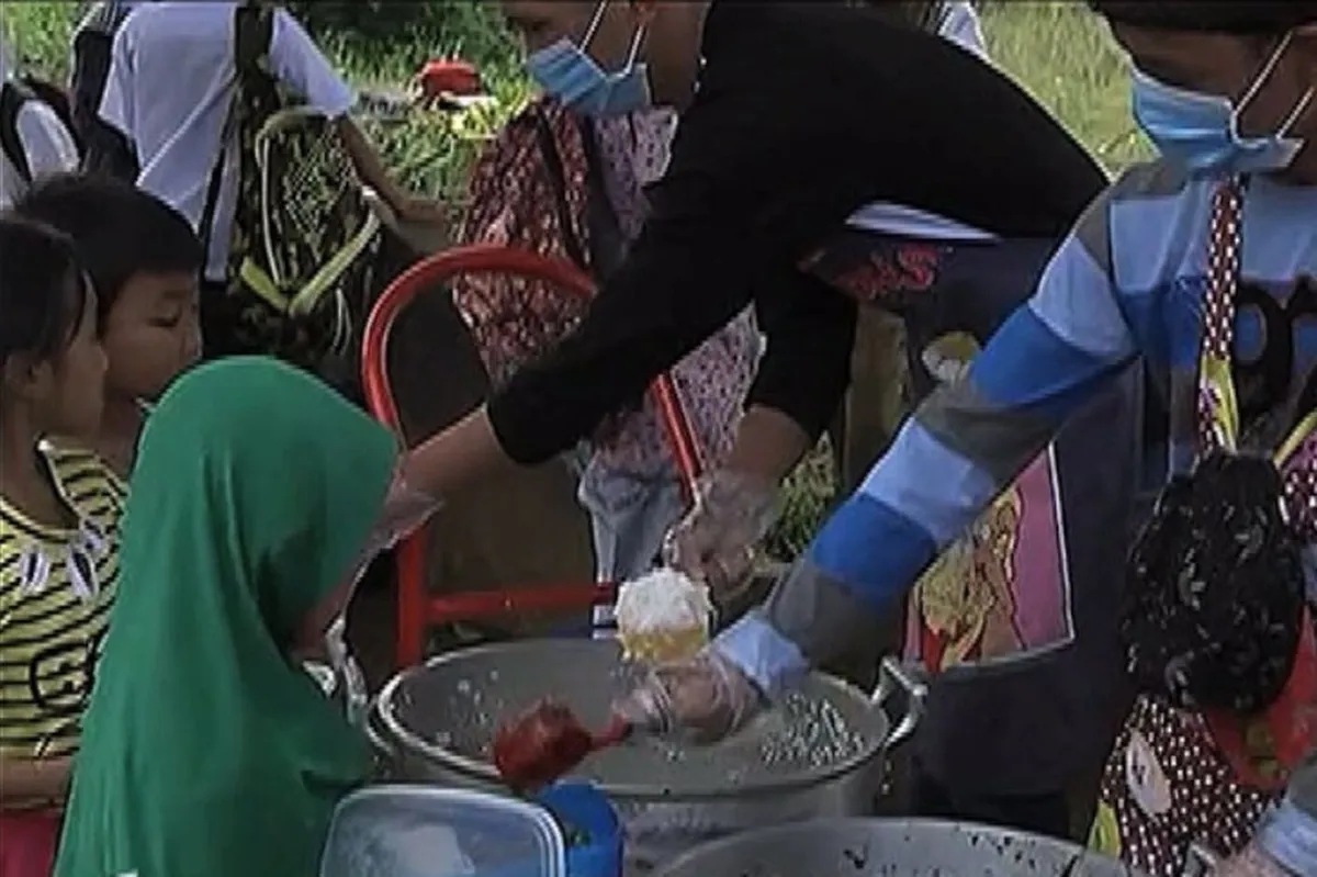 Pagkain hatid ng ilang grupo sa mga batang 'bakwit' sa Marawi | ABS-CBN ...