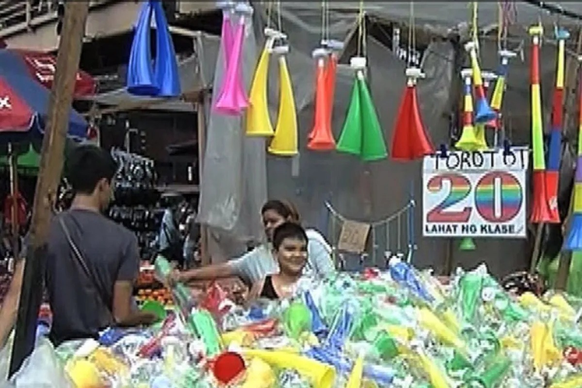 Mga torotot at damit na polka dots, dinarayo sa Divisoria | ABS-CBN ...