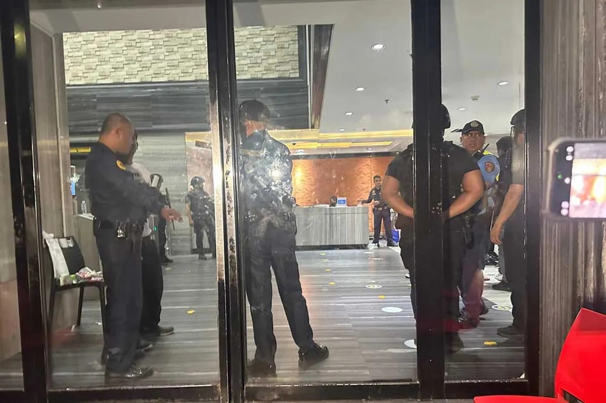2 opisyal ng NCRPO at PNP-ACG, inalis muna sa pwesto | ABS-CBN News