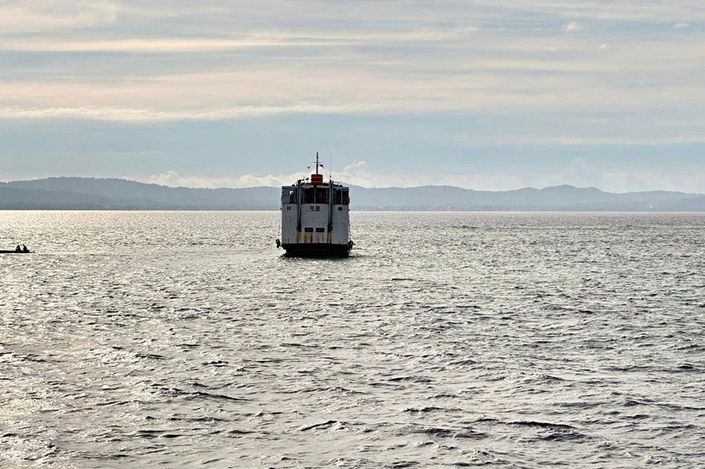 Barkong roro sumadsad malapit sa Polillo Island, Quezon | ABS-CBN News