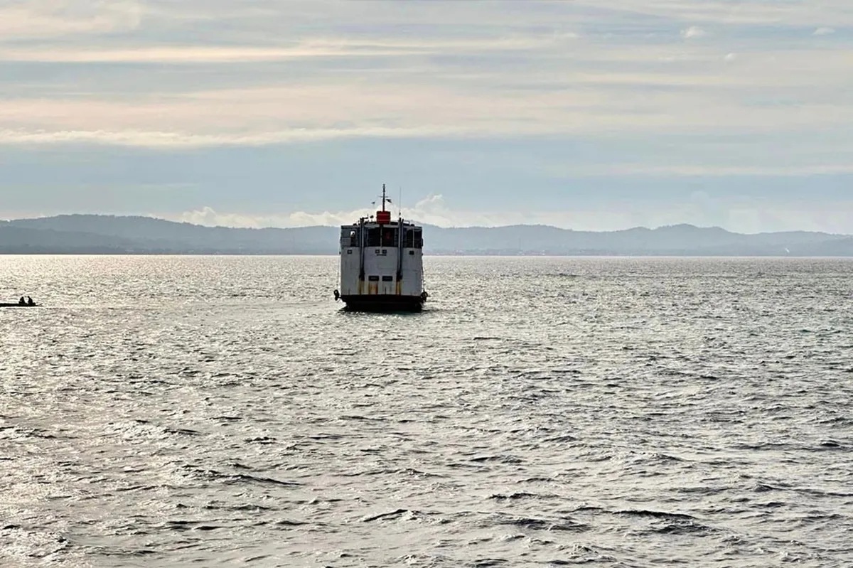 Barkong roro sumadsad malapit sa Polillo Island, Quezon | ABS-CBN News