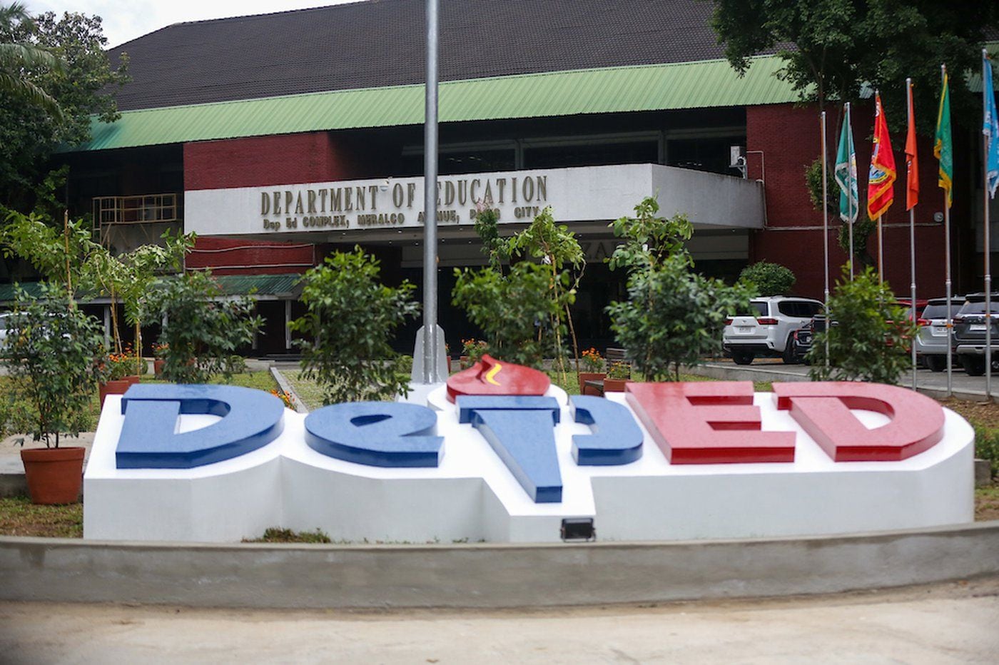 DepEd eyes reducing senior high school subjects to boost students' employability | ABS-CBN News