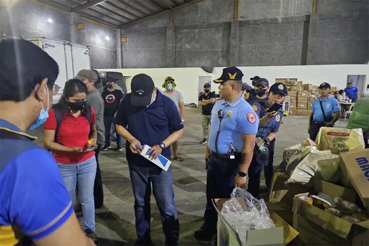 5 warehouse ng pekeng sigarilyo, sinalakay sa Valenzuela | ABS-CBN News 5 warehouse ng pekeng sigarilyo, sinalakay sa Valenzuela | ABS-CBN News