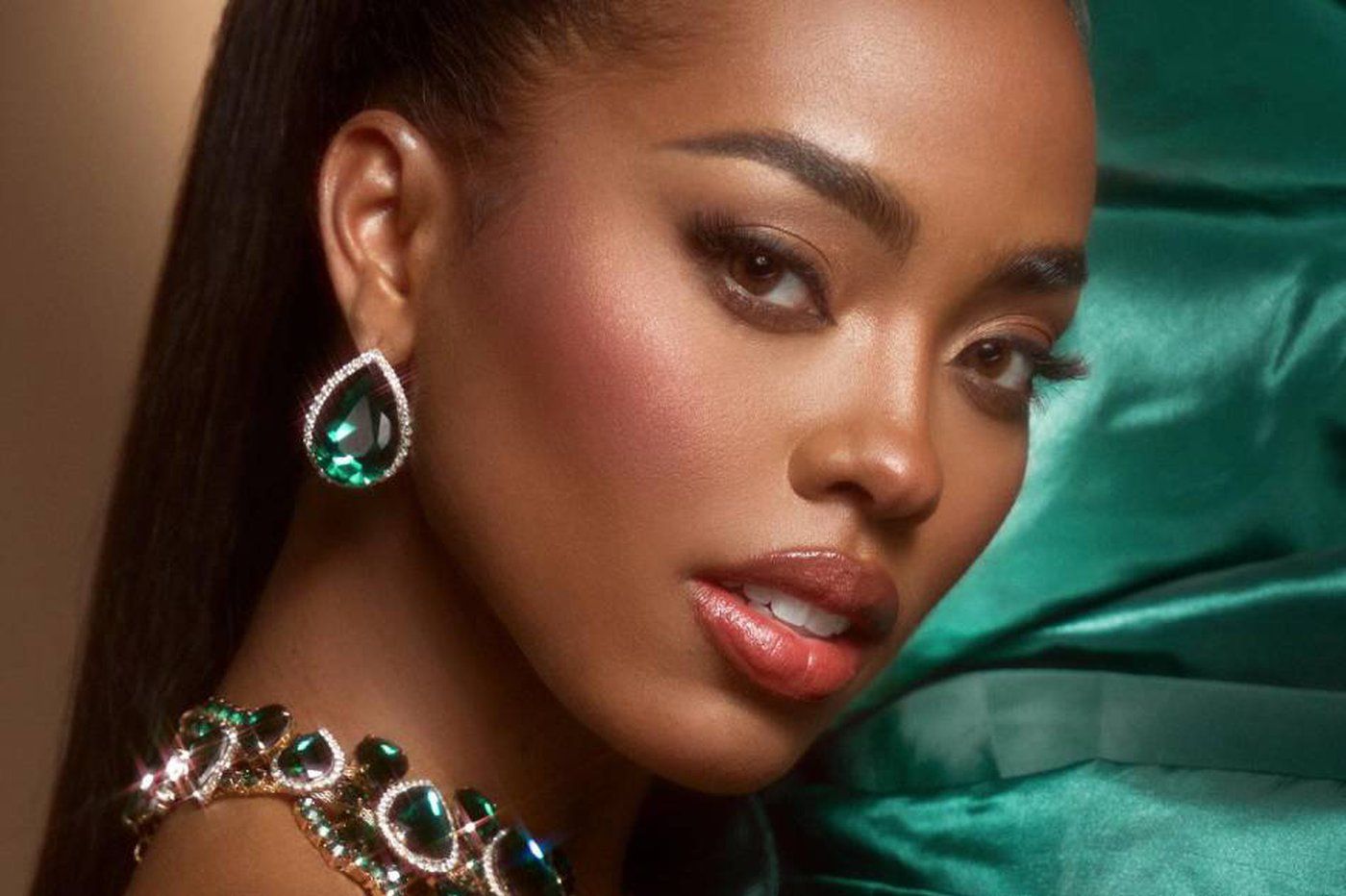 PH's Chelsea Manalo stuns in official Miss Universe portrait | ABS-CBN ...