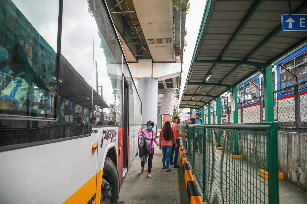 Buses move in opposite direction? MMDA says planned EDSA busway ...