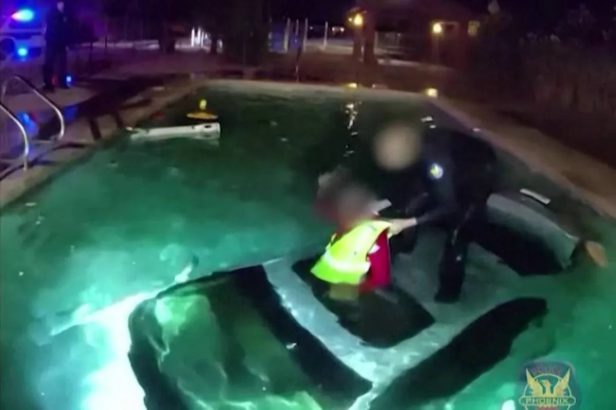 Police bodycam shows rescue of driver trapped in submerged car | ABS ...