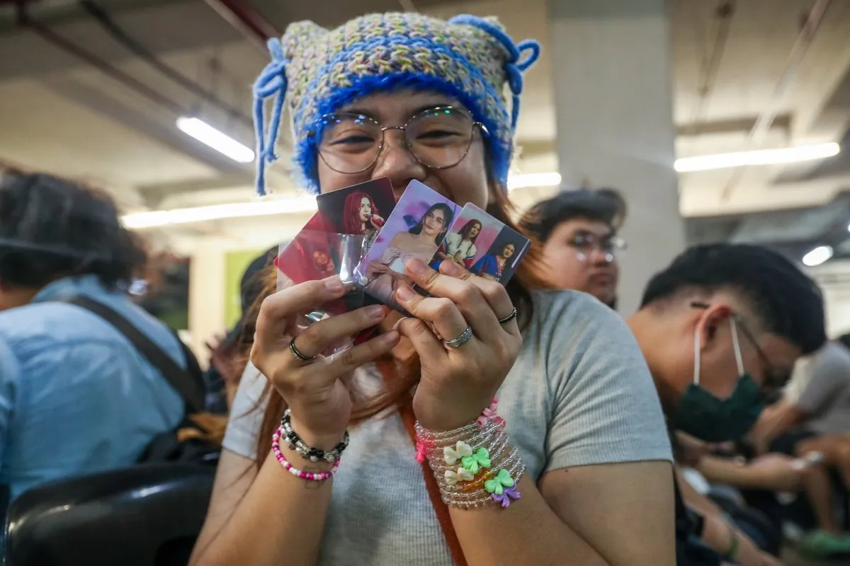 Blooms scoop up BINI merch ahead of Grand BINIverse | ABS-CBN Entertainment