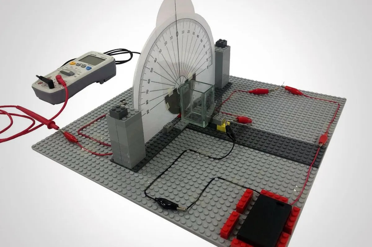 Filipino physics student builds low-cost polarimeters out of LEGO ...