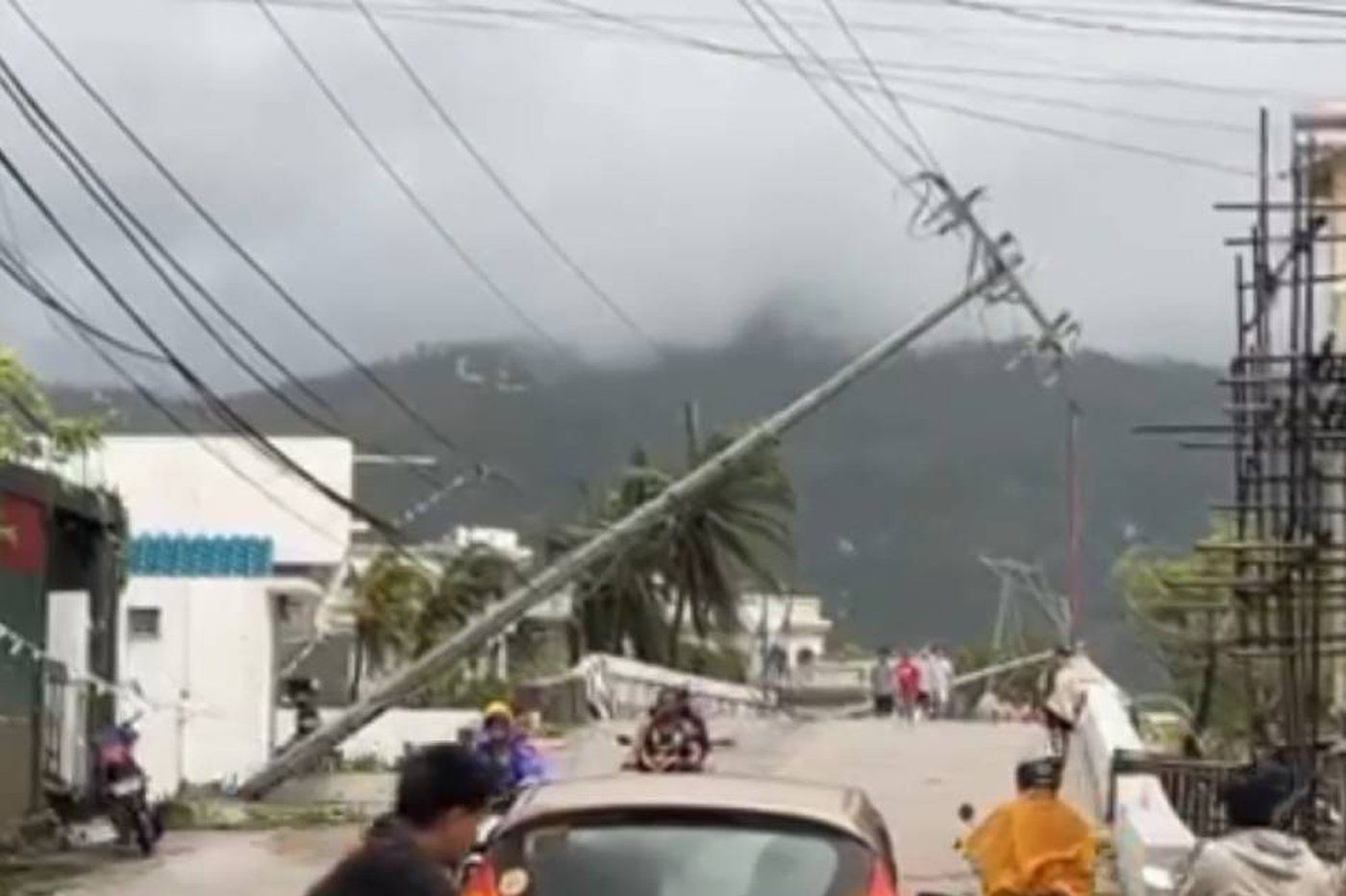Mga bahay nasira, poste at puno nabuwal sa Catanduanes dahil sa bagyong ...