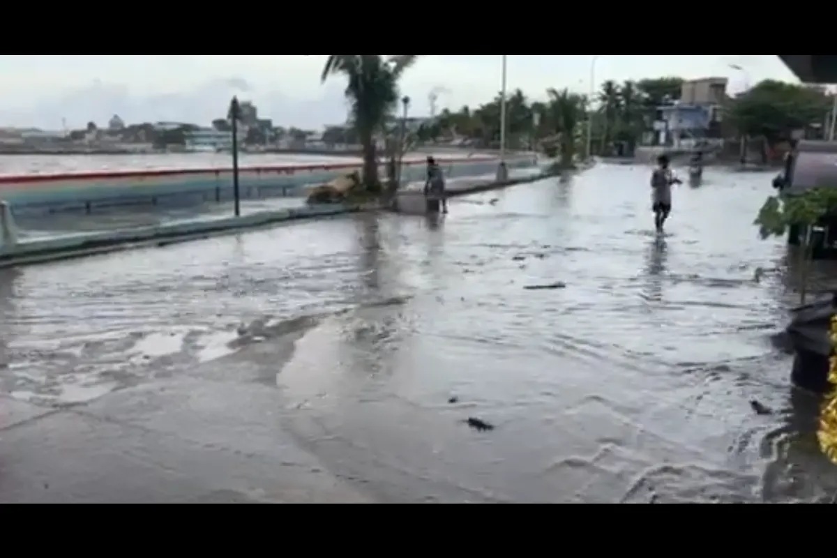 Floods in some parts of Bicol due to storm surge | ABS-CBN News