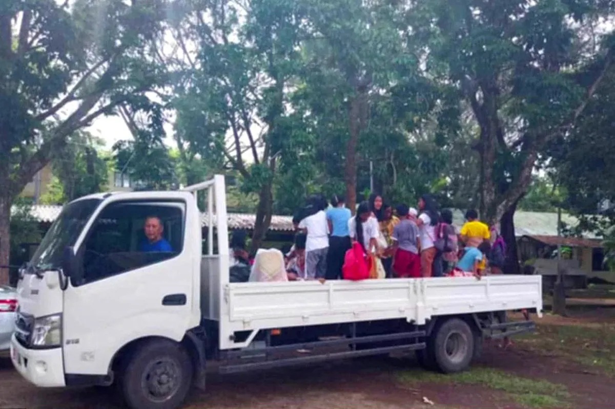 Ilang residente maagang lumikas sa pangamba sa epekto sa Super Bagyong ...