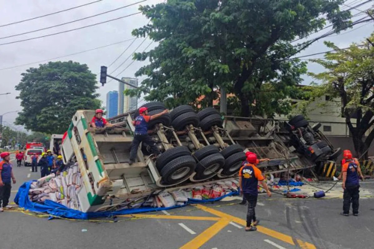 4 patay, 5 sugatan matapos madaganan ng tumaob na truck sa Pasig City ...