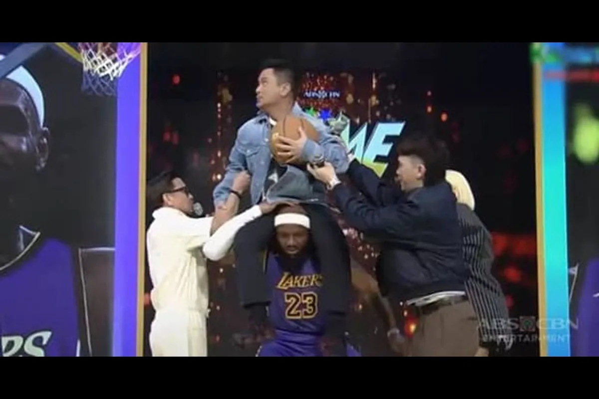 Lebron James KalokaLike, binuhat si Ogie Alcasid | It’s Showtime | ABS ...