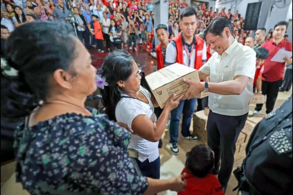Marcos Jr. namahagi ng ayuda sa mga sinalanta ng mga bagyo | ABS-CBN News Marcos Jr. namahagi ng ayuda sa mga sinalanta ng mga bagyo | ABS-CBN News