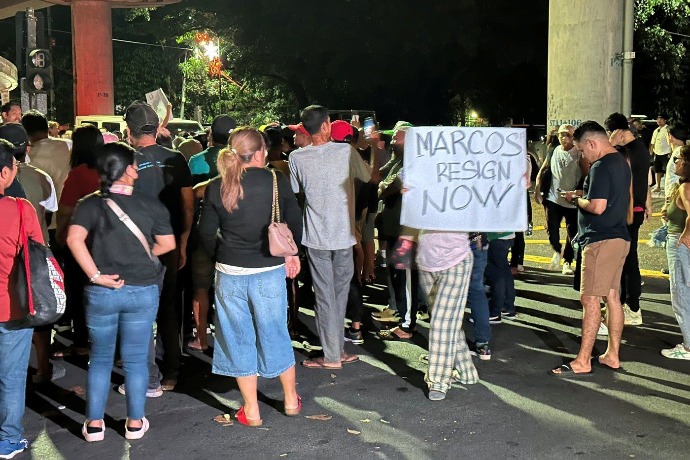 VP Sara Duterte's supporters protest in front of Veterans hospital ...