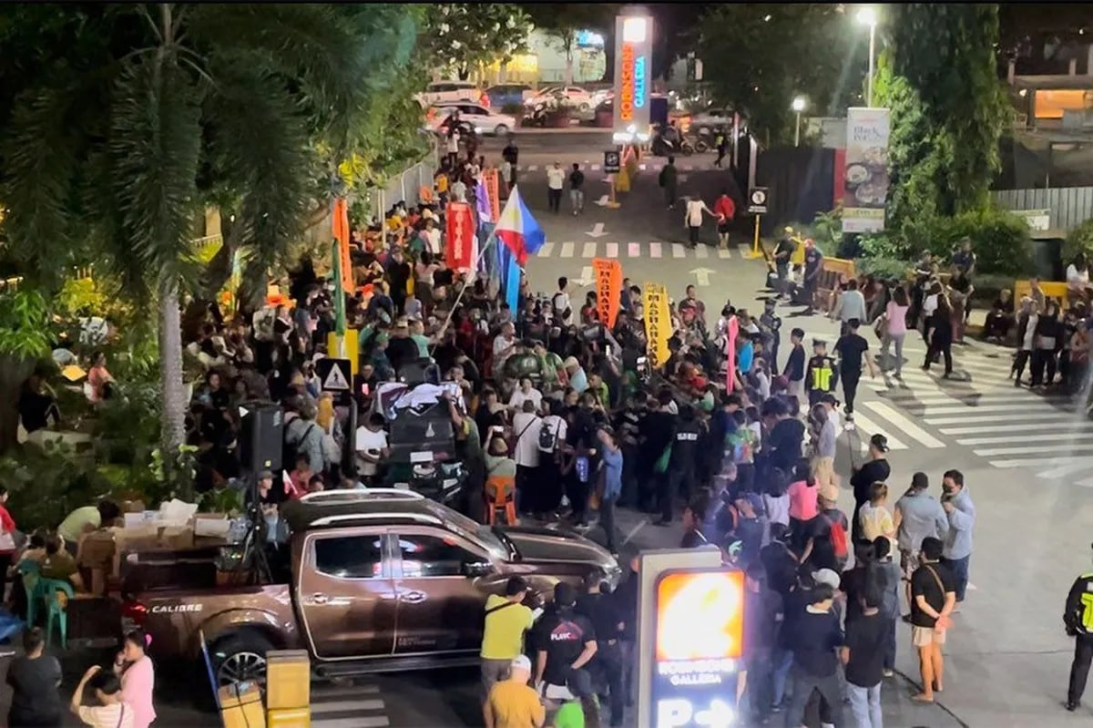 200 Duterte supporters flock to EDSA Shrine for second night of program ... 200 Duterte supporters flock to EDSA Shrine for second night of program ...