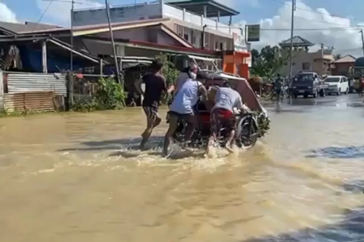 Flooding in Mambusao, Capiz due to heavy rainfall | ABS-CBN News