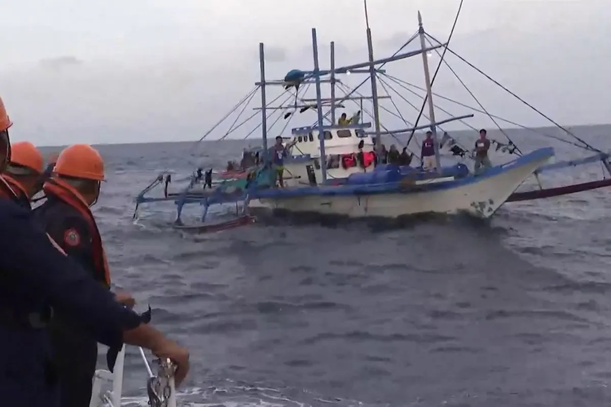 Mga Pinoy tuloy sa pangingisda sa Rozul Reef sa kabila ng panggigipit ng China | ABS-CBN News