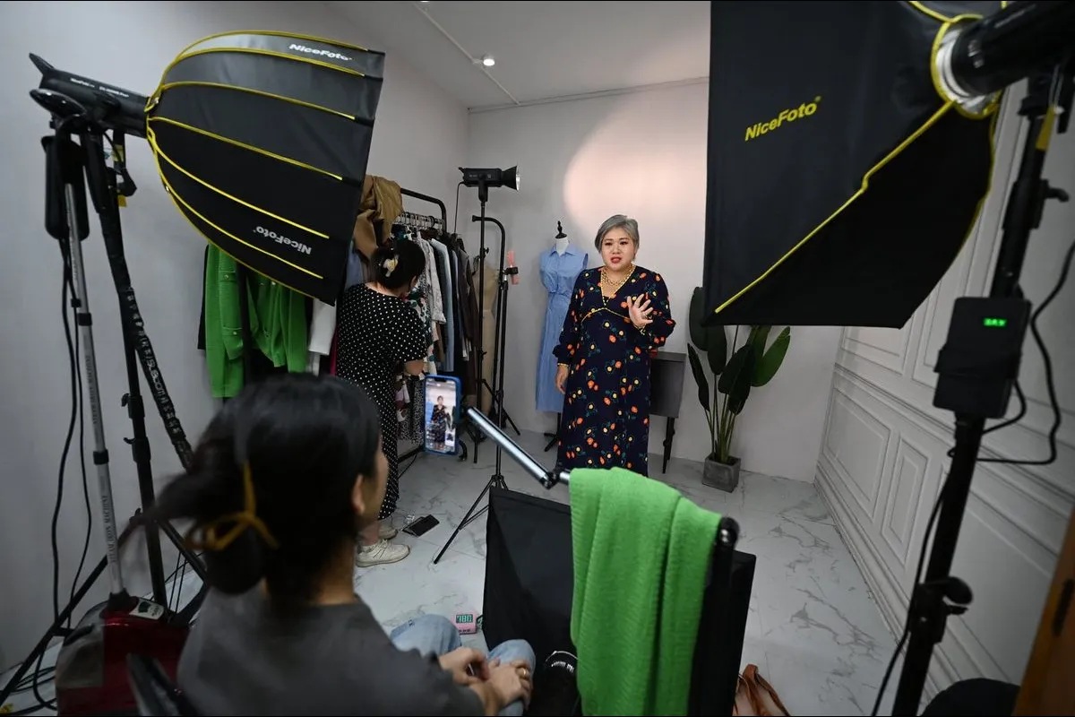 Chinese plus-size influencer spreads body positivity through fashion ...