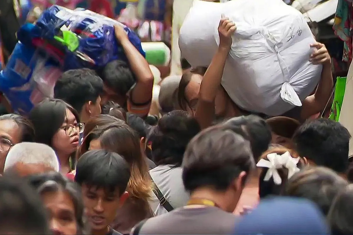 Mga mamimili siksikan na sa Divisoria ngayong ‘payday Friday’ | ABS-CBN News