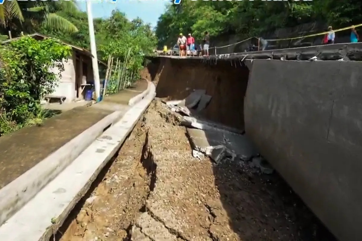 Nasa 50 na bahay nawasak sa pagguho ng lupa sa Lopez, Quezon | ABS-CBN News