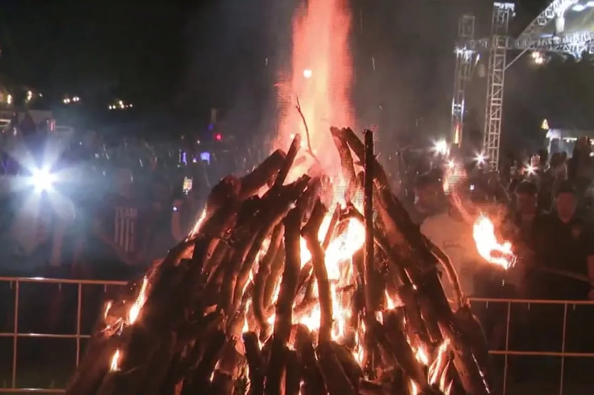 UP faithful nagsindi ng bonfire para ipagdiwang ang champions ng ...