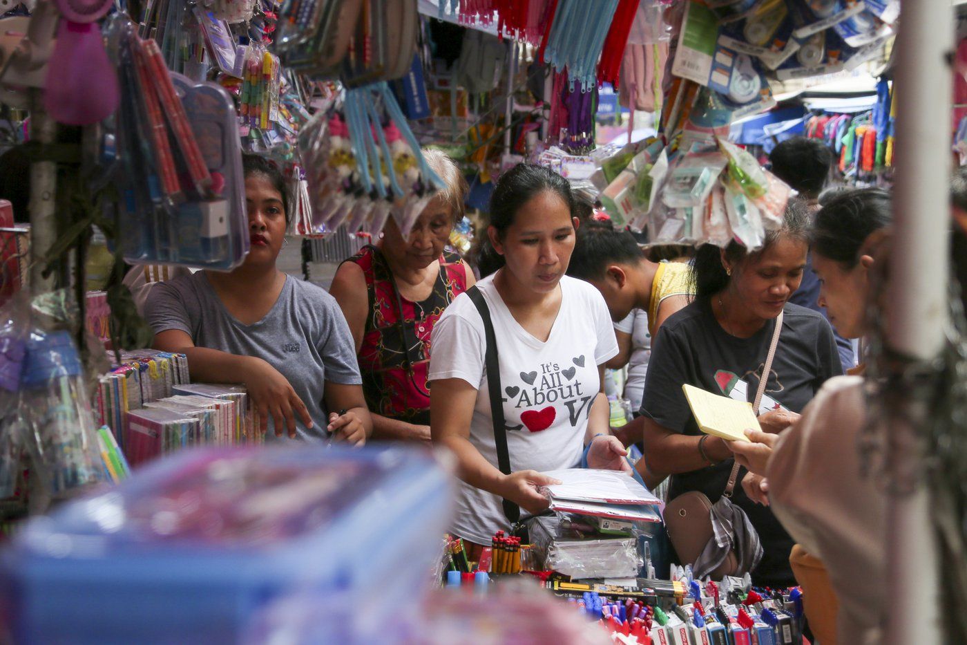 Mga nagtitinda sa Divisoria, umaaray sa matumal na benta | ABS-CBN News