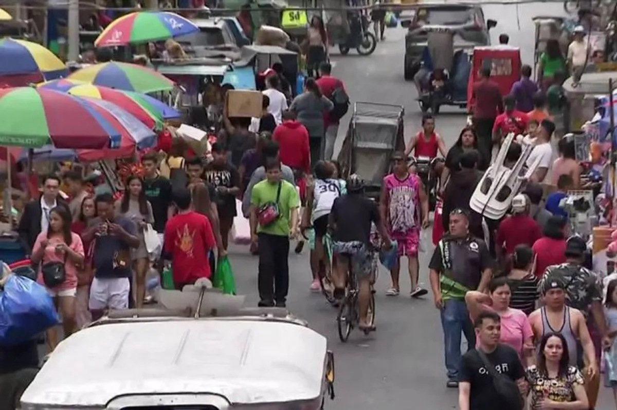 Mga namimili ng murang panregalo, dagsa sa Baclaran at Divisoria | ABS ...
