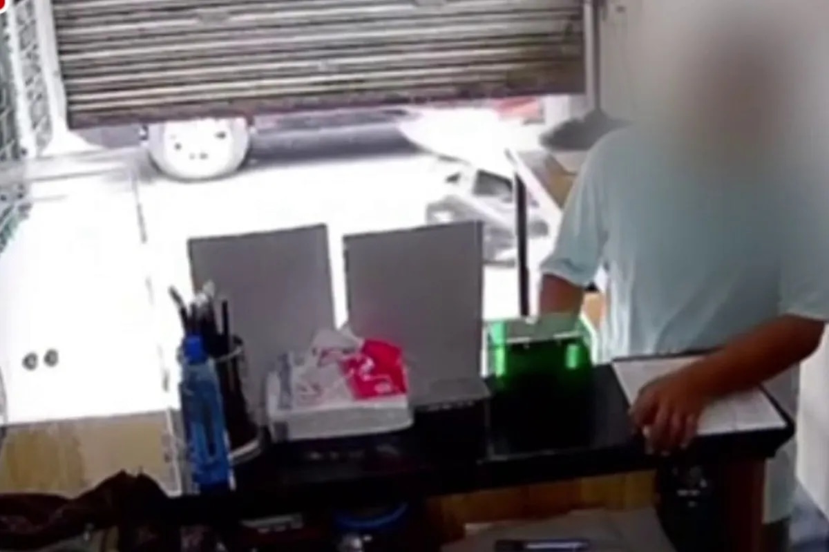 Pagnanakaw ng cellphone sa coffee shop, sapul sa CCTV | ABS-CBN News