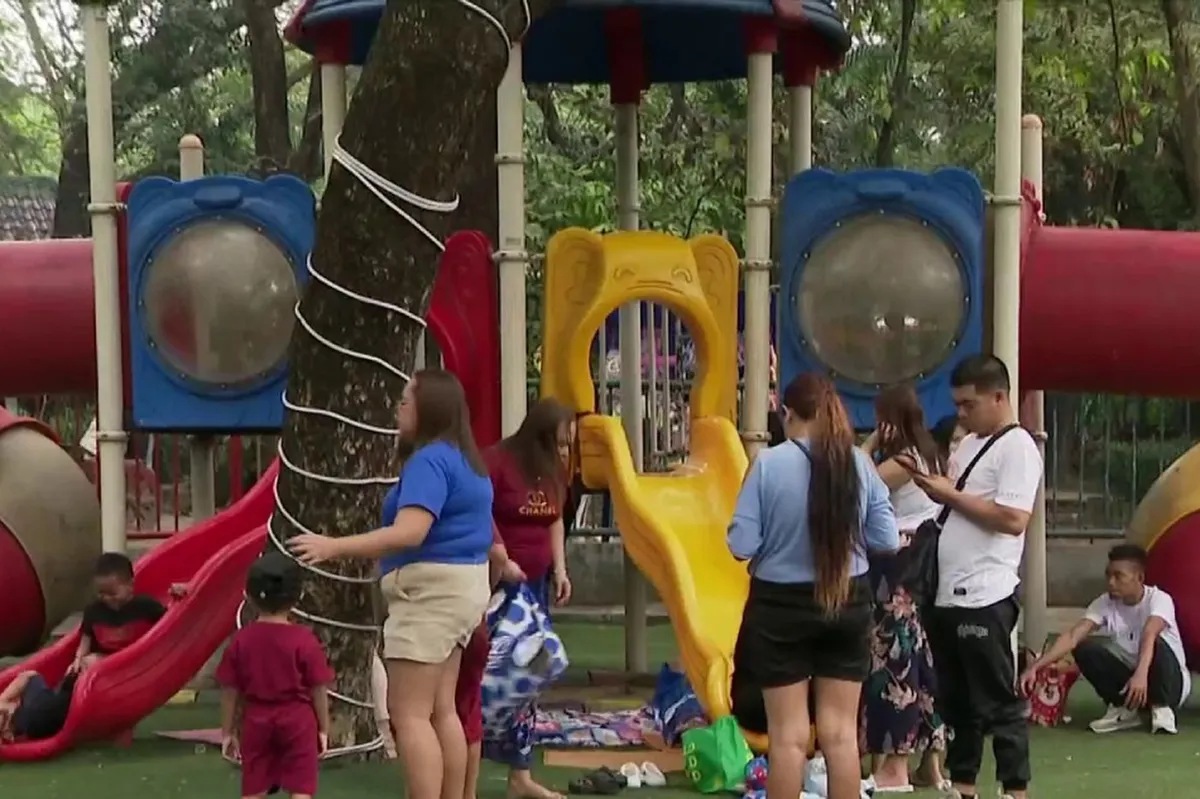 Ilang pamilyang Pinoy piniling mag-bonding sa mga liwasan | ABS-CBN News