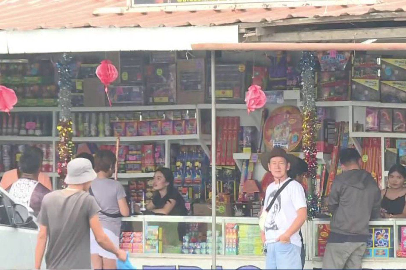 Mga bumibili ng paputok dagsa sa Bocaue | ABS-CBN News