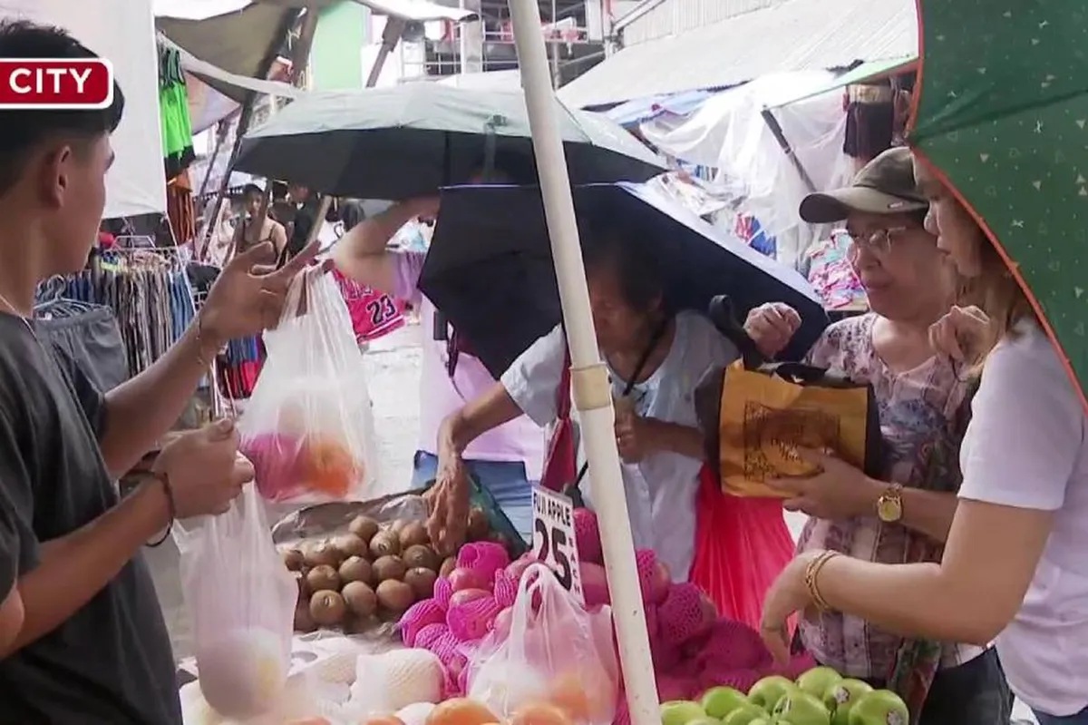 Mga naghahabol na bumili ng pang-Media Noche, dagsa sa mga pamilihan | ABS-CBN News