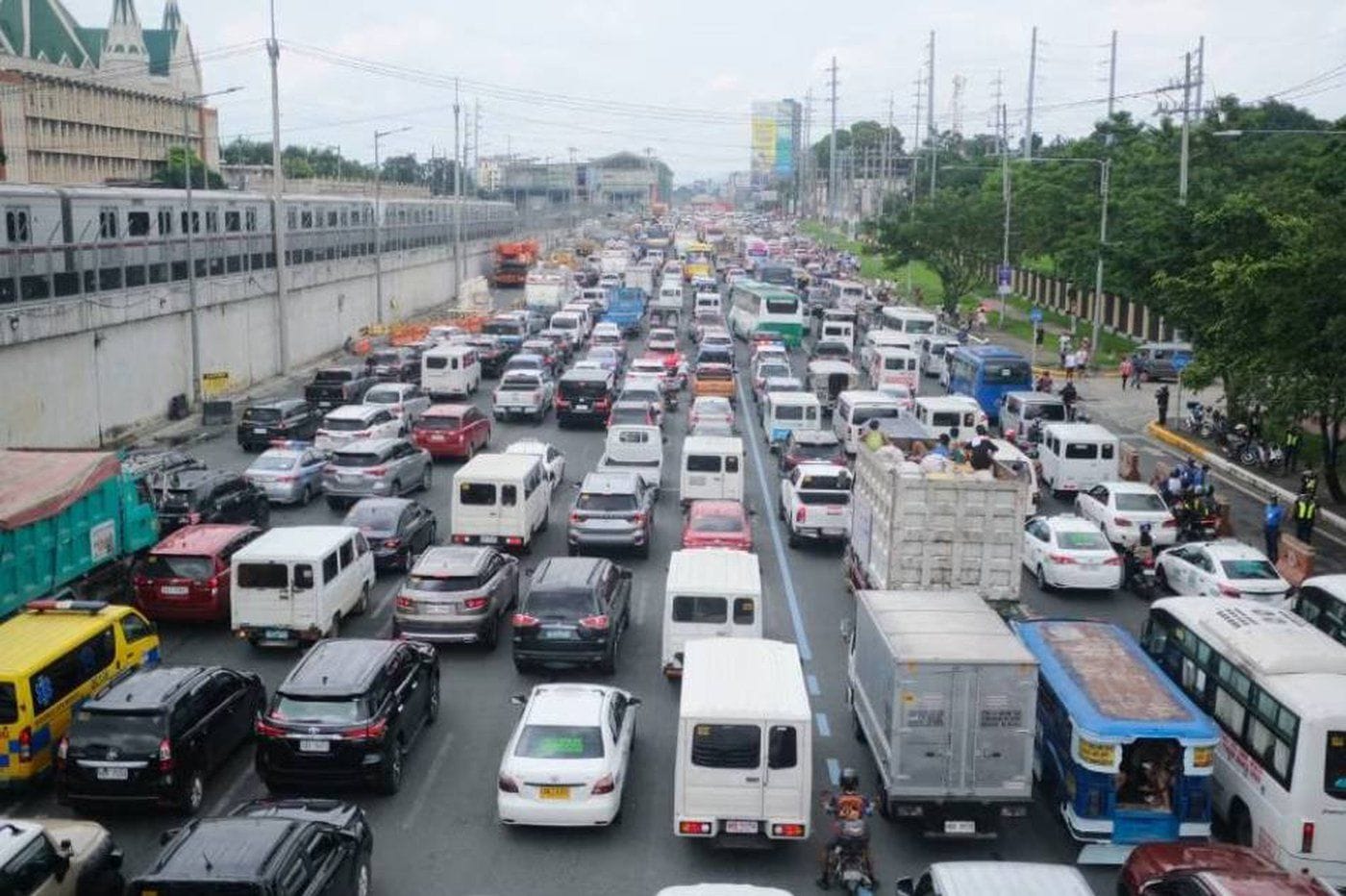 Heavy traffic along sections of Commonwealth Avenue in QC on New Year’s ...