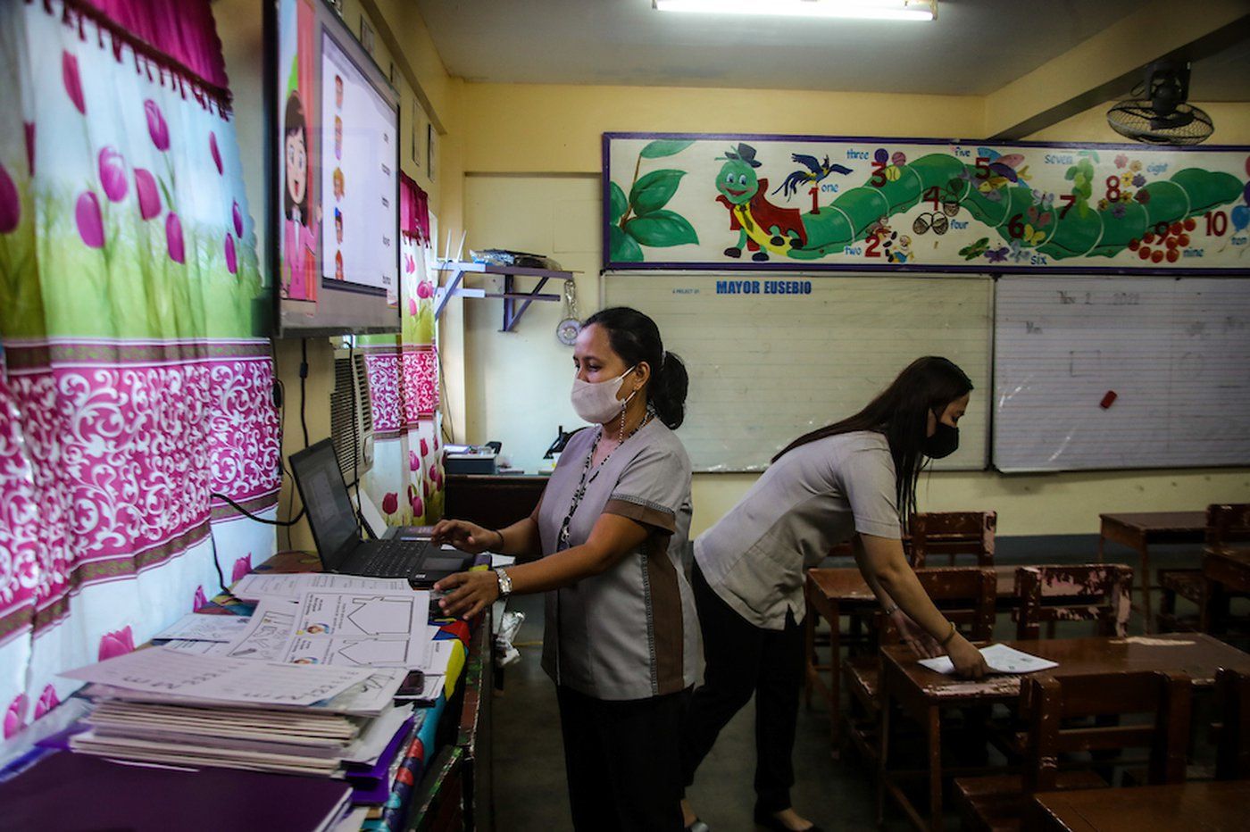Teachers' group urges CSC to suspend new dress code for teachers | ABS ...